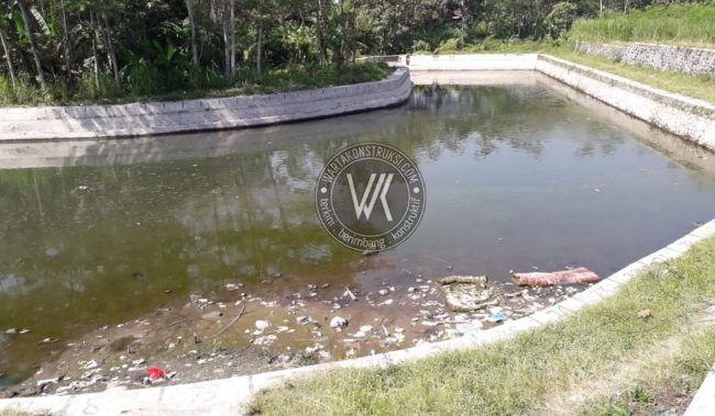 EMBUNG KETINGAN : Beberapa Bagian Jebol, Ditambal Warga dengan Terpal ...